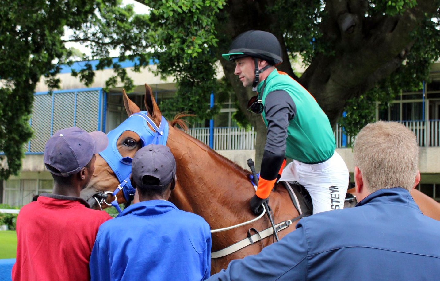 KEEPING AN EYE ON THINGS | Racing at Borrowdale Park in Harare – Zimbabwe